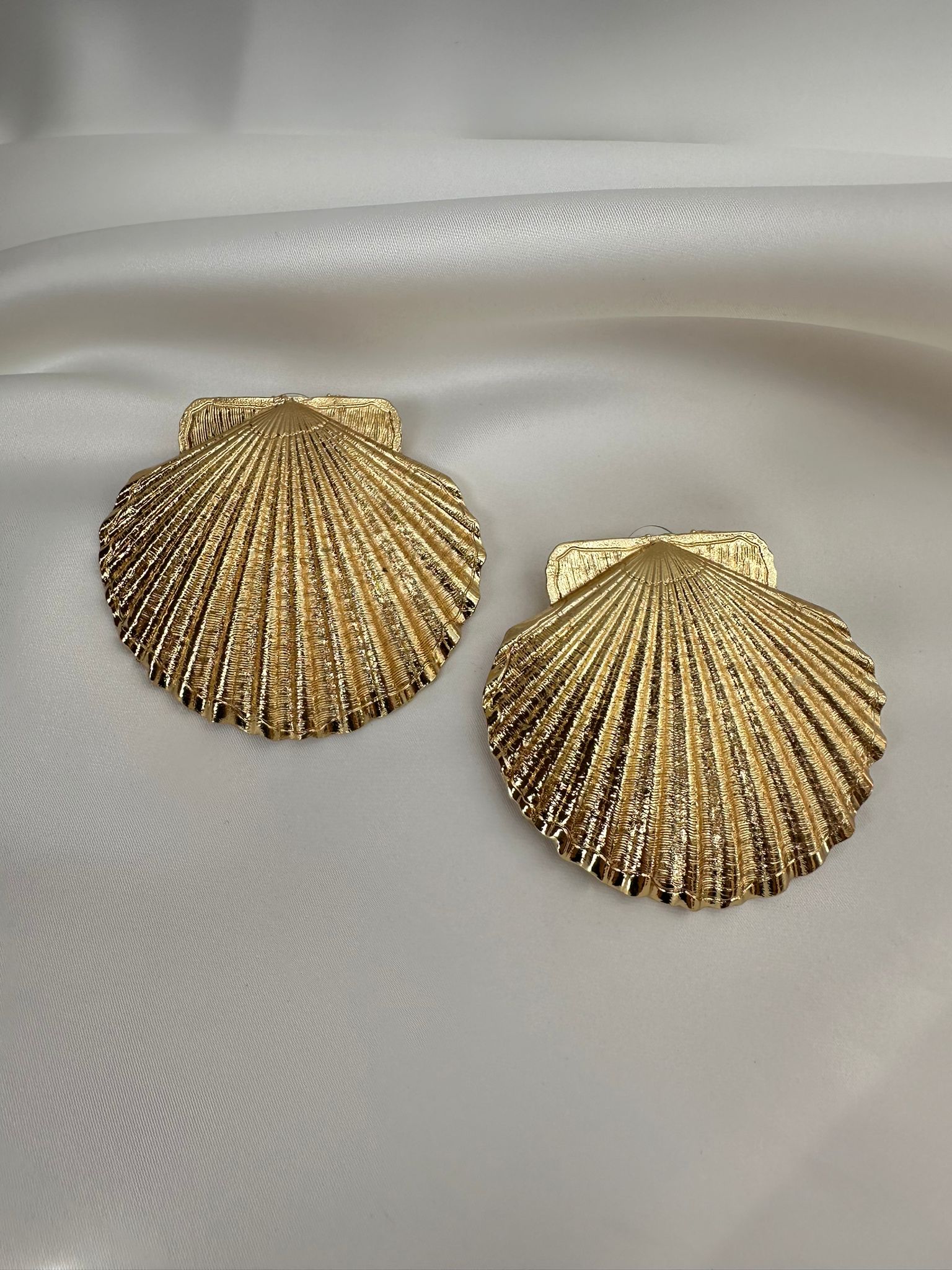 LARGE CLAM SHELL EARRINGS GOLD – Cloud Eighteen