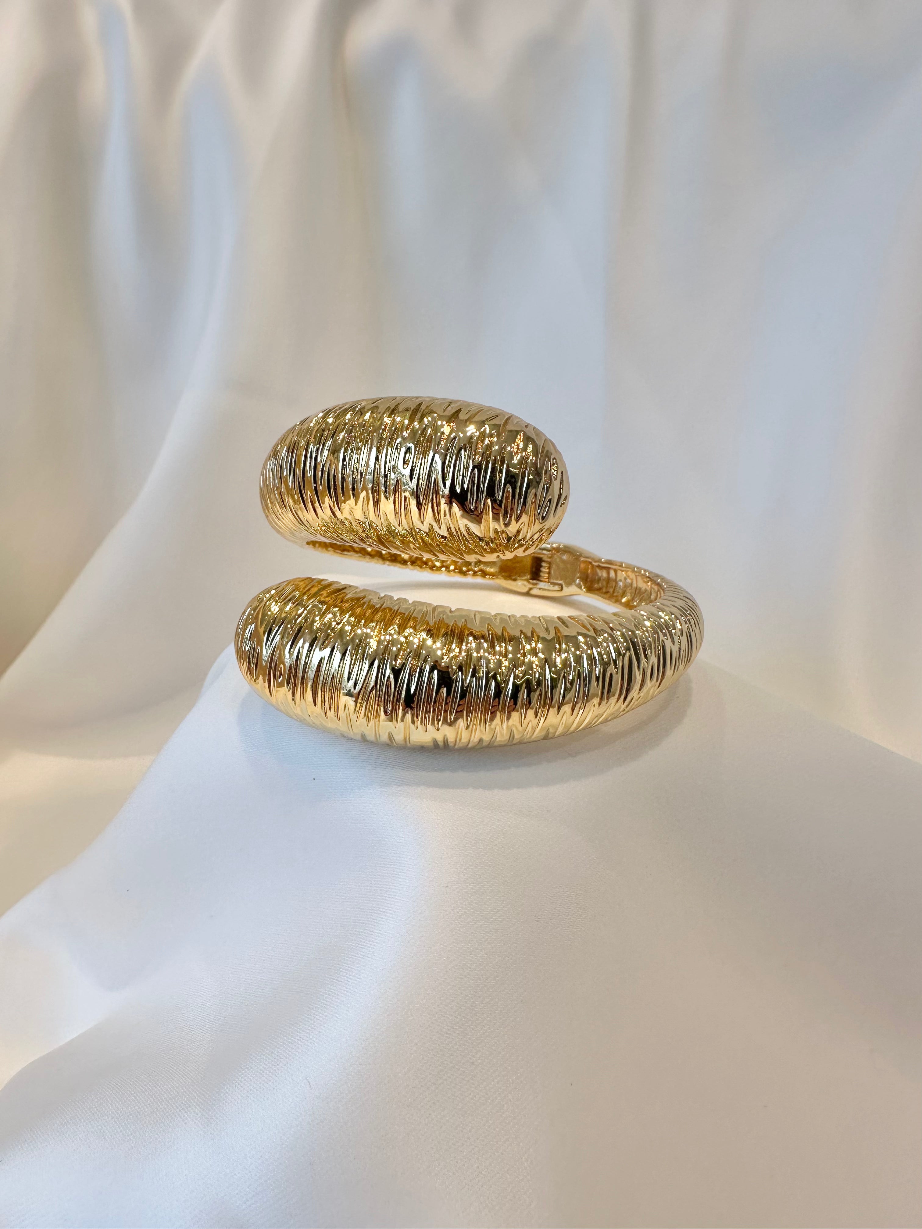 TEXTURED MOULDED BANGLE – Cloud Eighteen