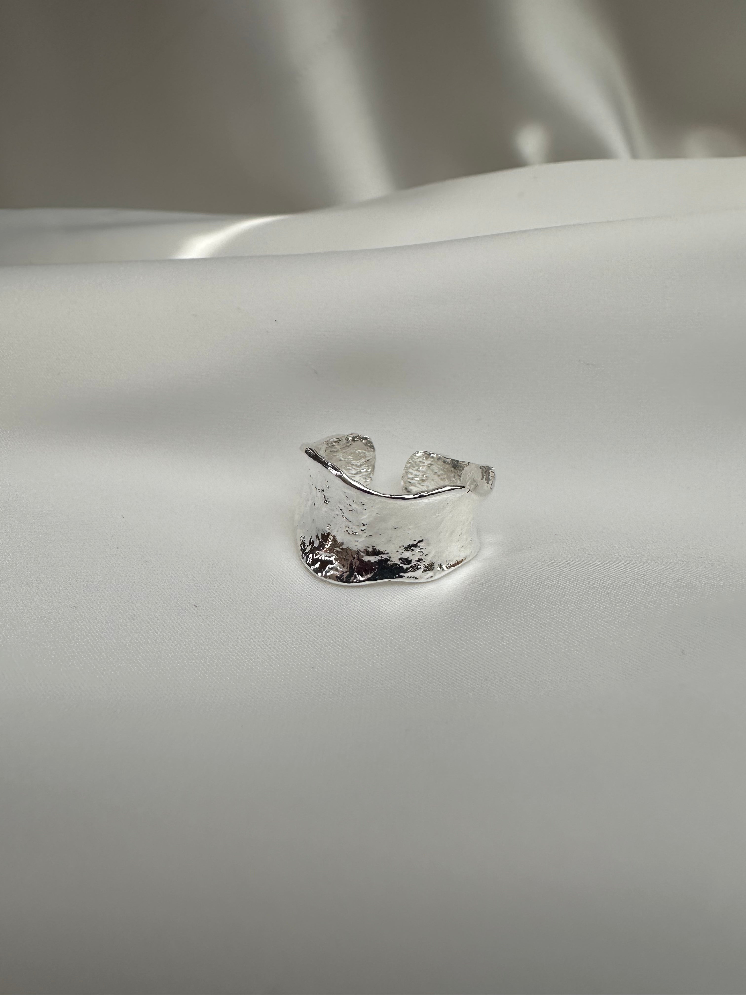 MOULDED SILVER RING – Cloud Eighteen