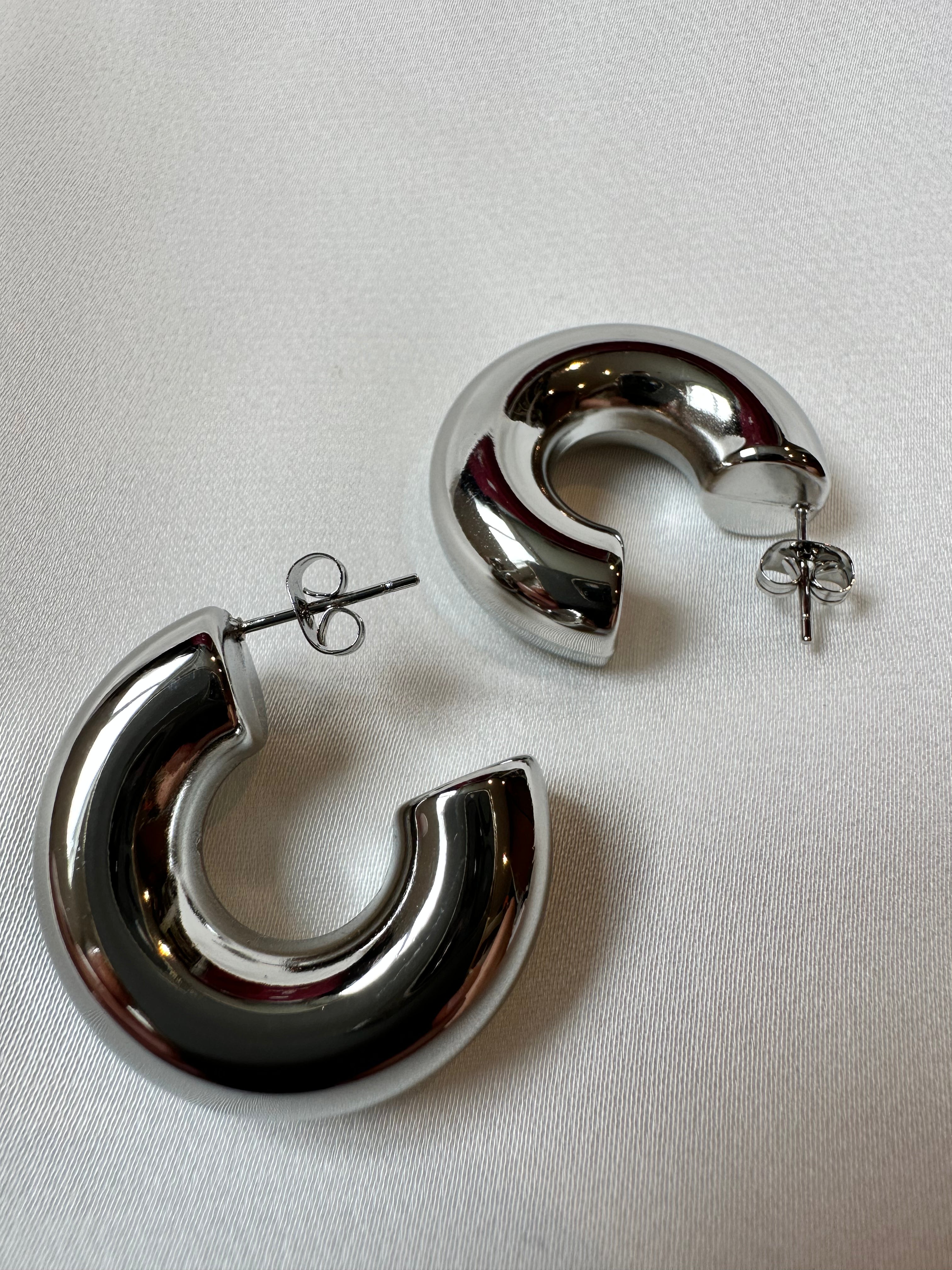 HAILEY BIEBER THICK HOOP EARRINGS SILVER – Cloud Eighteen