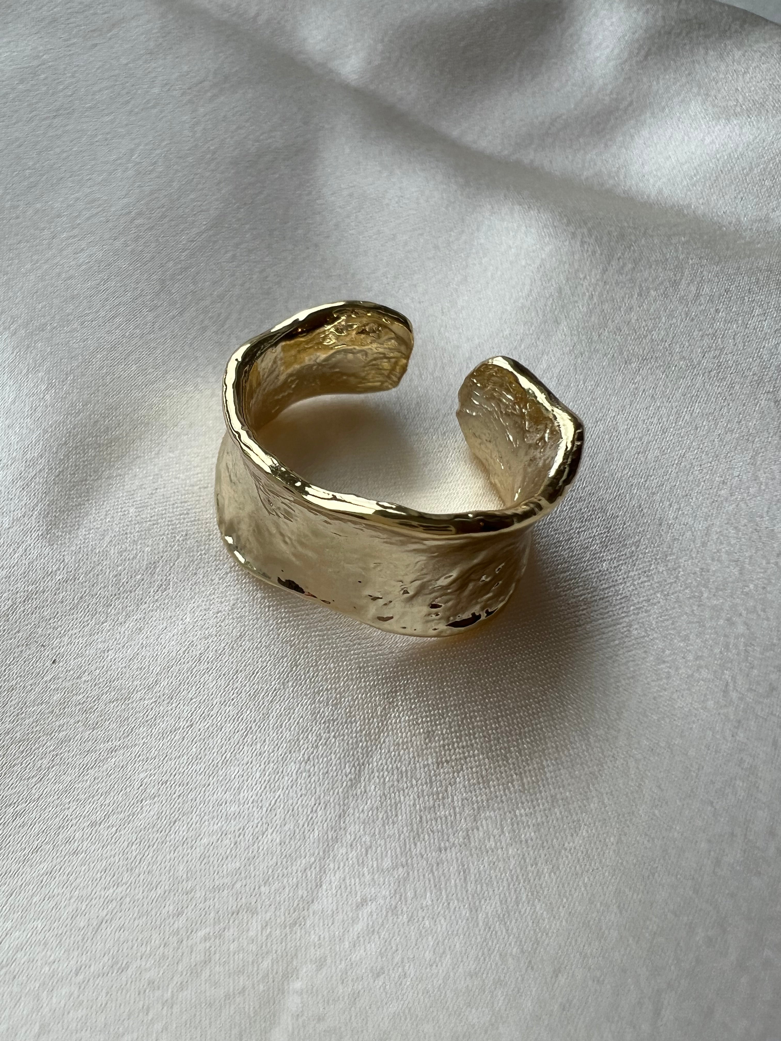 MOULDED GOLD RING – Cloud Eighteen